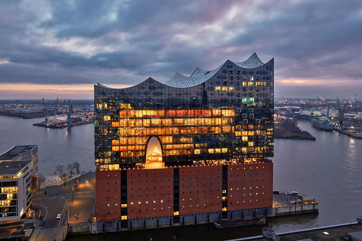 Black-Building-Test in der Elphi